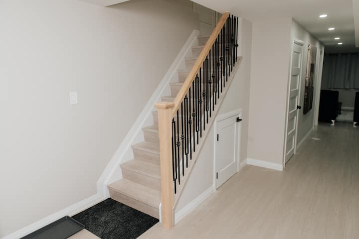 Modern & Cozy Private Basement Suite - Hamilton