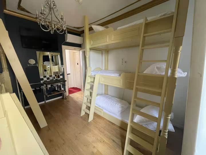 Six Person Room (Two Triple Bunks) - Amsterdam