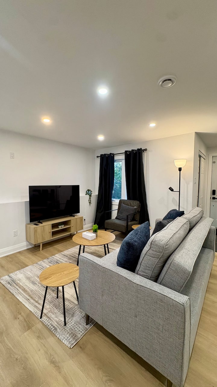 Spacious 2br Home | Free Parking | Airport - Ottawa