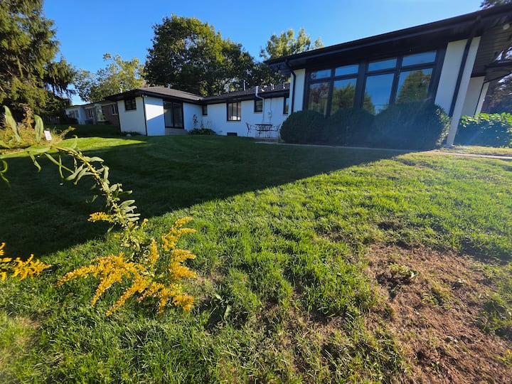 Mid-century Charming Home With Modern Comforts! - Bloomington, IL