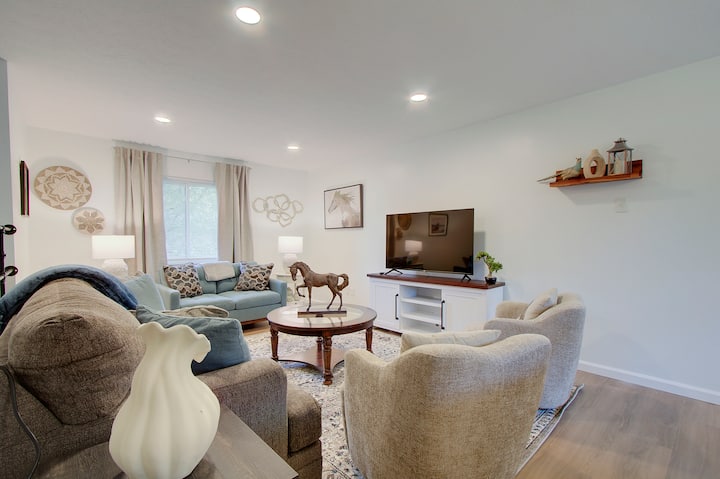 Stylish 8-sleeper Home Near Gorge Metro & Blossom - Kent, OH