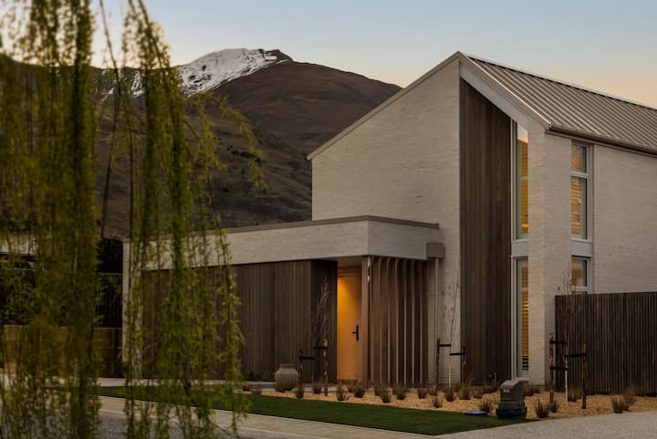 Designer Wānaka Retreat | Spa, Sauna & Fires - Wānaka
