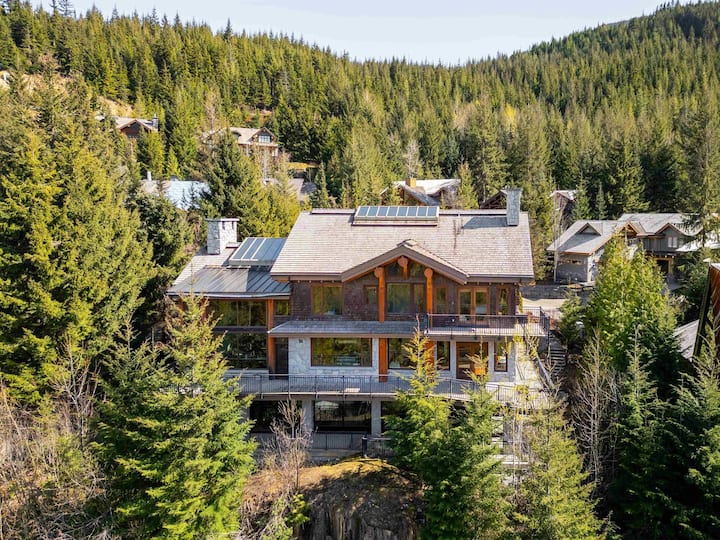 True Luxury 5br Brio Estate | Hot Tub, Ski-in - Whistler