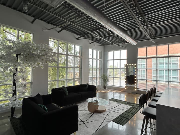 Downtown Loft |Balcony, Projector & Content Studio - Cedar Hill, TX