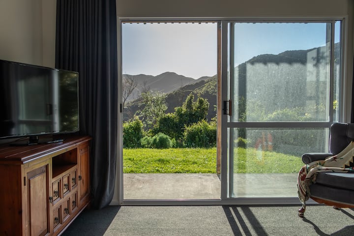 Private Hillside Retreat With Mountain Views - Wellington