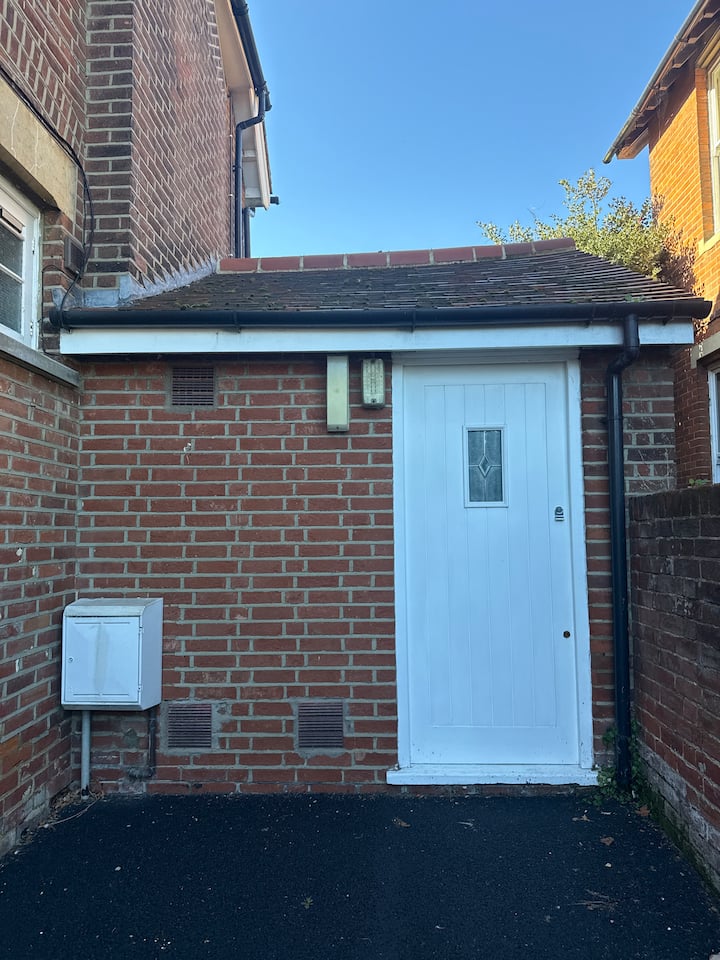 Annexe Apartment With Parking - Canterbury