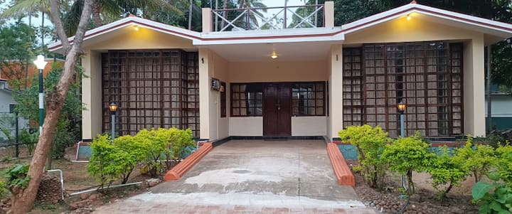 Kutralam Home Stay
       Glass House - Courtallam