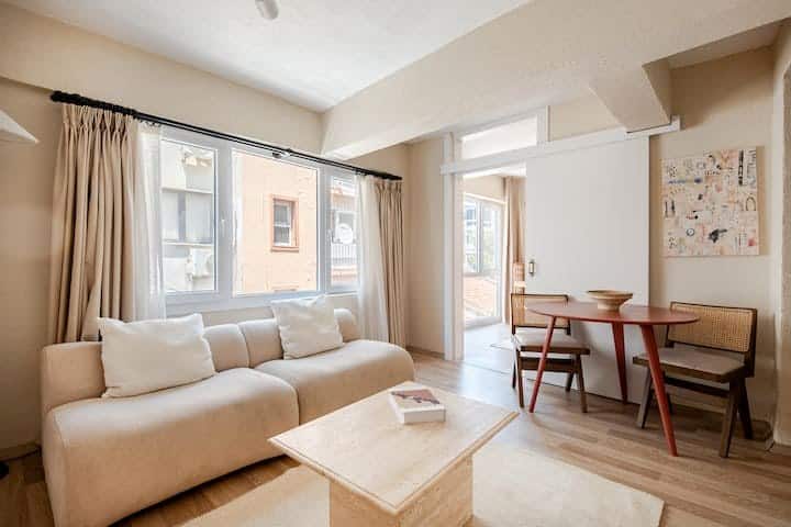 Modern 2-br Apartment In The Heart Of Alsancak - Bornova