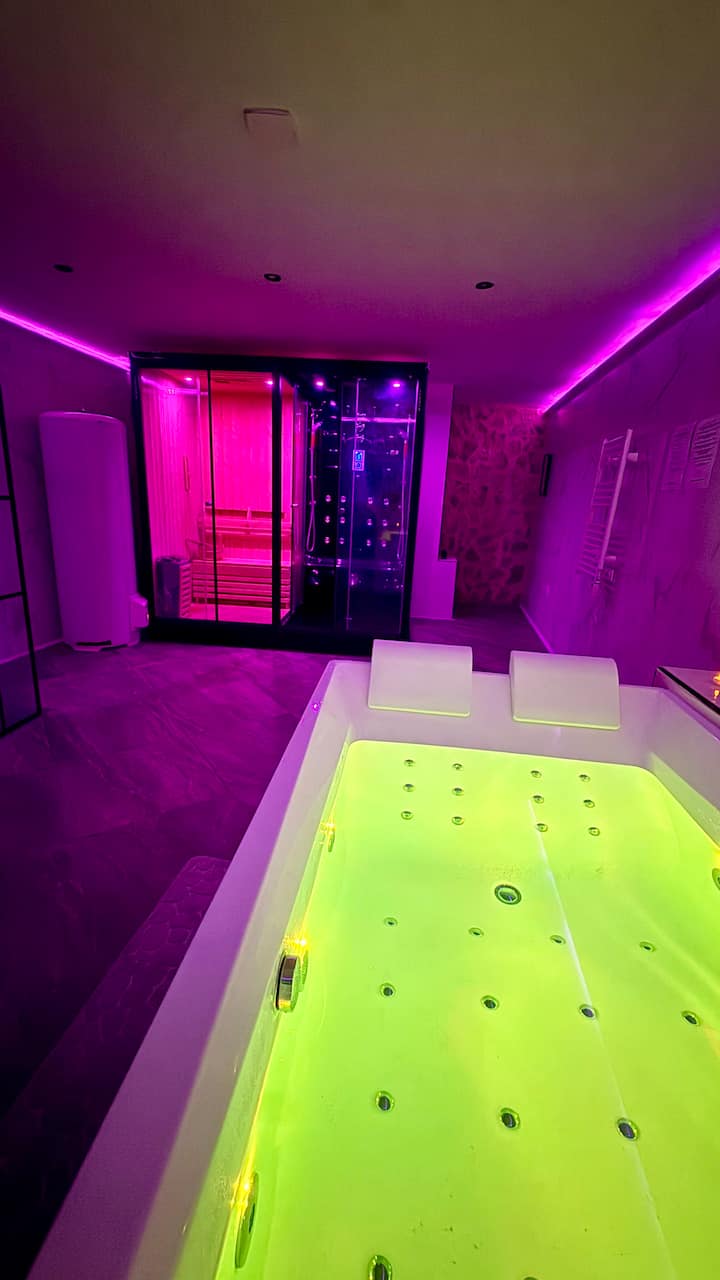 Jacuzzi  Sauna  Hammam  Cinéma Privé - Chambly