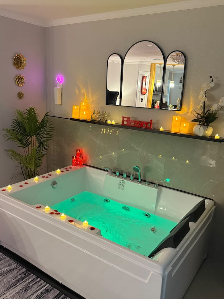 Romantic Jacuzzi Suite King Bed & Massage Chair - Houston, TX