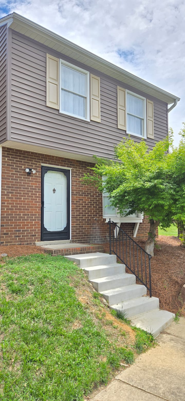 Updated Spotless 2-br Townhouse. - 格林斯伯勒