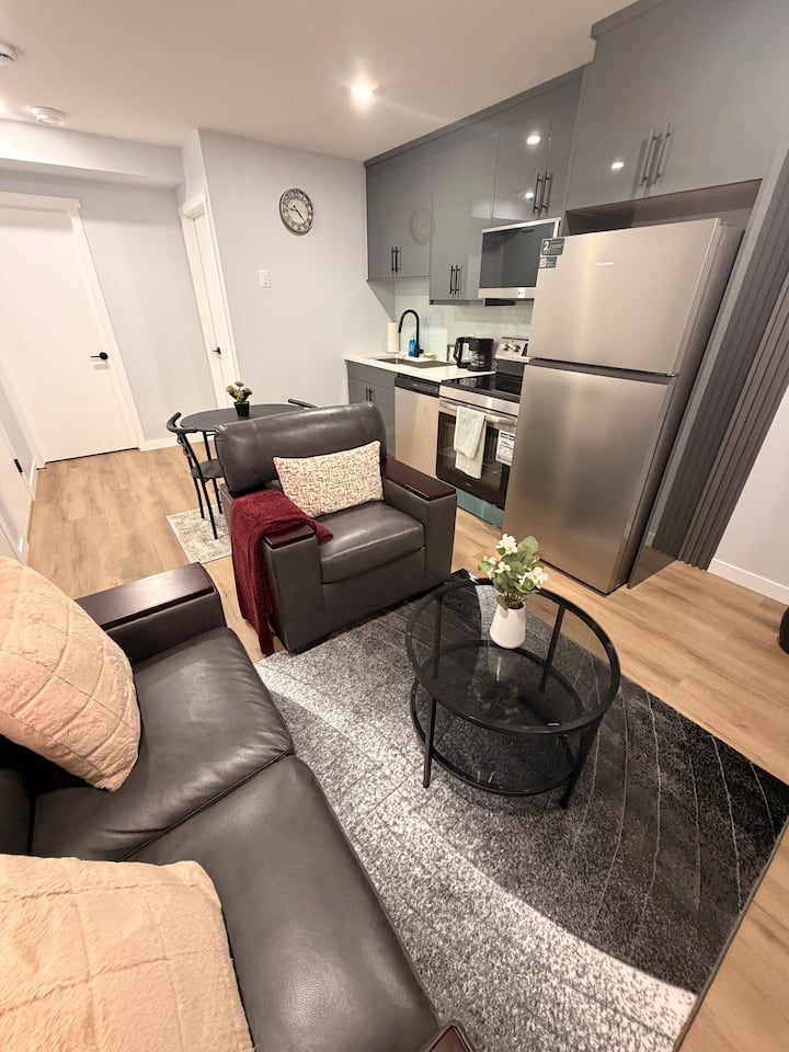 Cozy Private Suite In Regina | Free Parking + Wifi - Regina