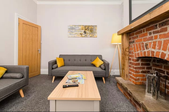 Cosy 2-bed House | Preston Home Away From Home - Preston