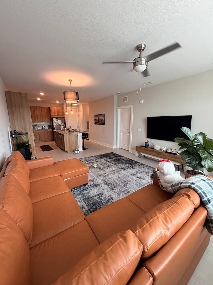 Brand-new Luxury 1br | King Bed, Pool & Workspace - メルボルン・ビーチ, FL