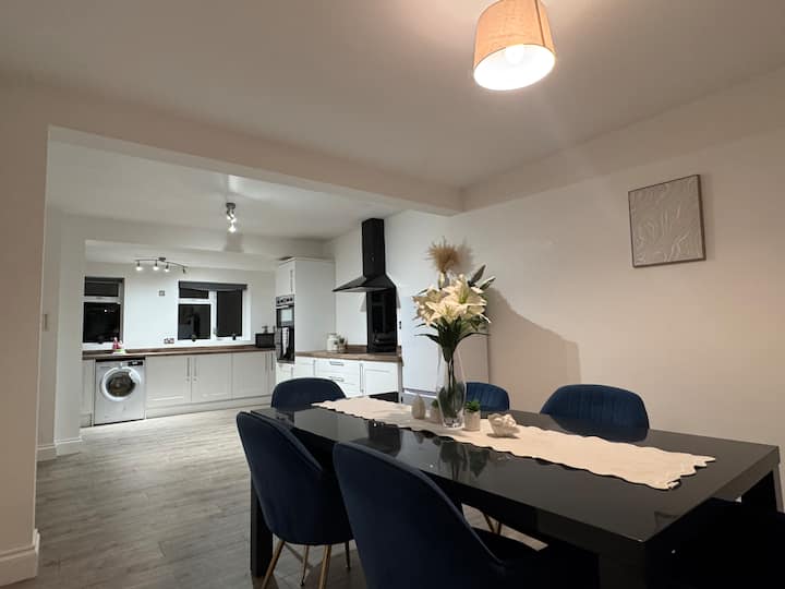 St Mary Bay Coastal Retreat | Sleeps 8 - Dymchurch