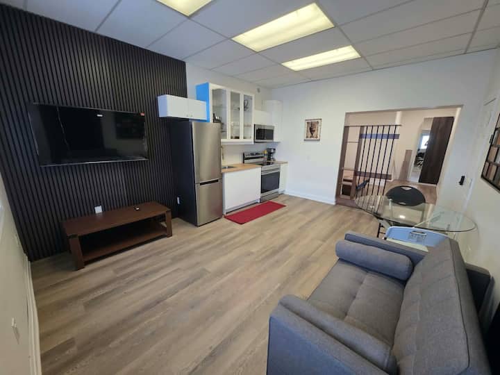 Stylish Modern Apartment - Wawa
