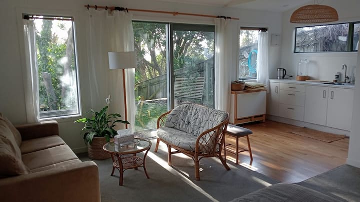 Kawakawa Cottage - Coastal Retreat - Waikanae