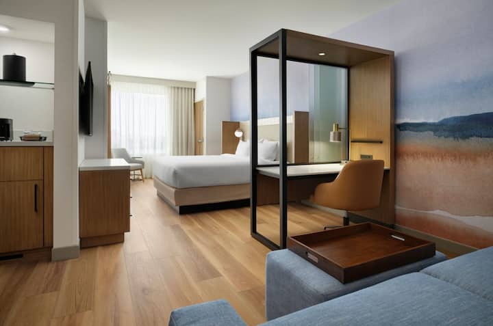 Stylish 1 King Hotel Suite W/ Breakfast - Ventura, CA