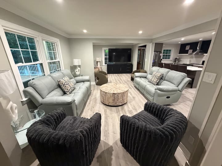 Spacious 6br Retreat On Acre. Huge Deck 4 Baths - Virginie