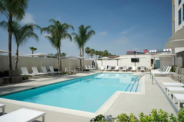 Stylish 3 Separate Hotel Suites W/ Breakfast - Ventura, CA