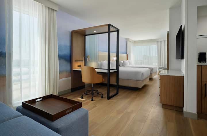Stylish 2 Queen Hotel Suite W/ Breakfast - Ventura, CA