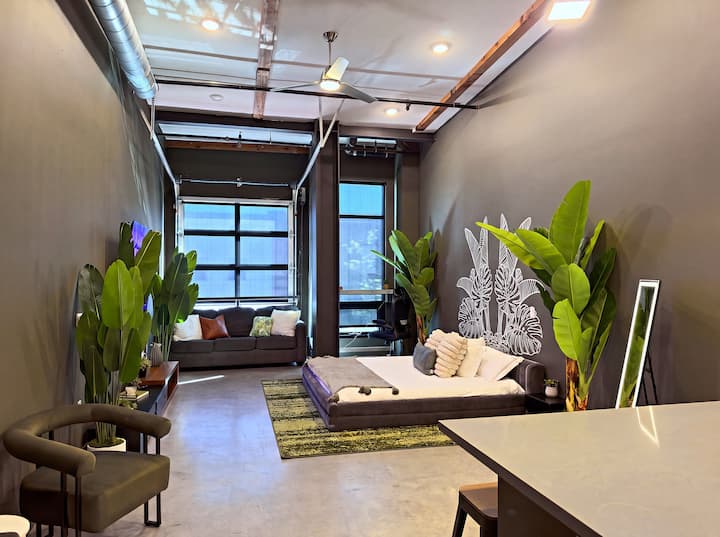 Walkable Dtsa Loft | 6 Mi To Disney | King | Gym - Santa Ana, CA