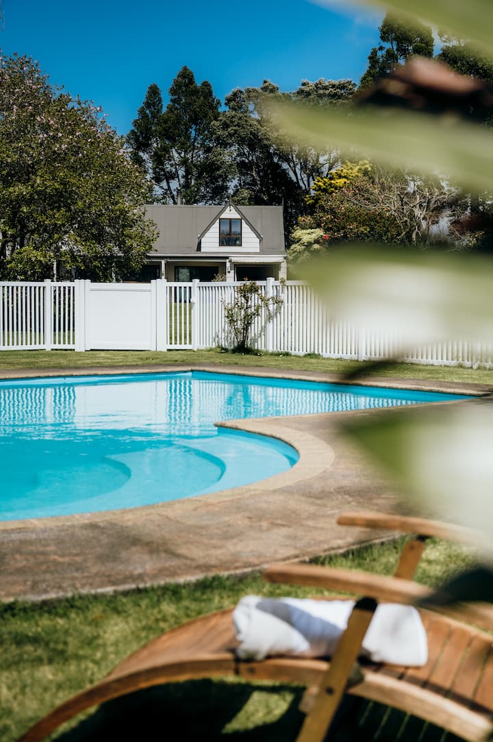 Kairau Gardens | Huge Private Saltwater Pool - Taranaki