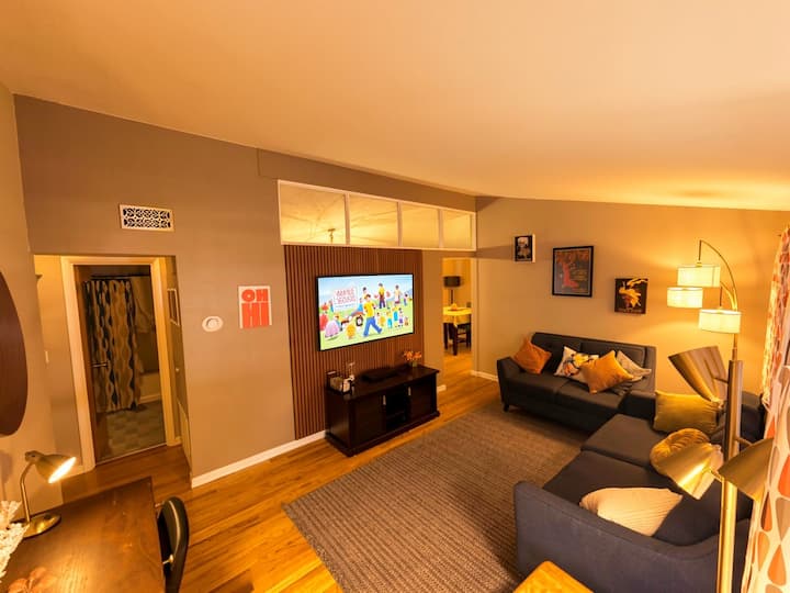 Private Mid-century 2br Whole-home Getaway - Lincoln, NE