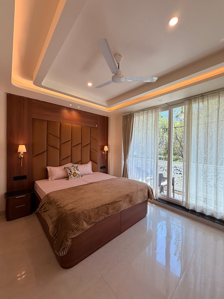 Private Room With Balcony & Shared Kitchen - Manali