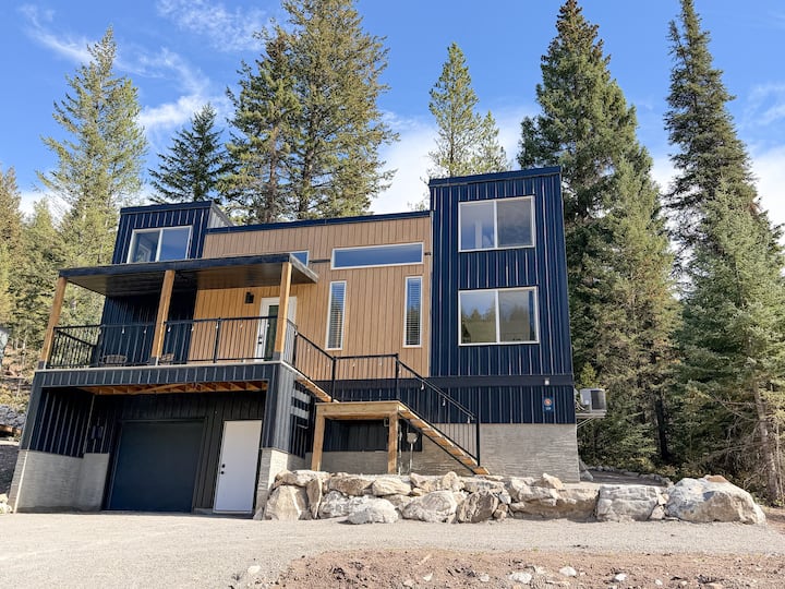 Cabin In The Crowsnest Pass - Blairmore