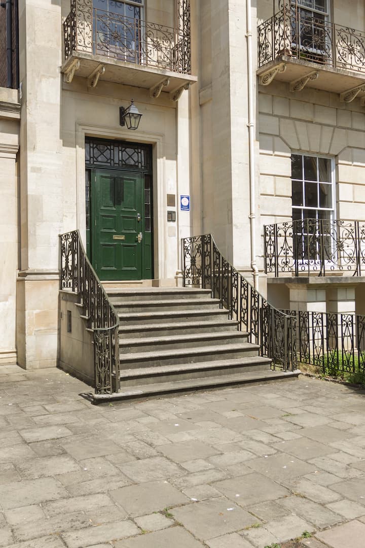 Grand Town House 3 Parking Spaces - Gloucester, UK