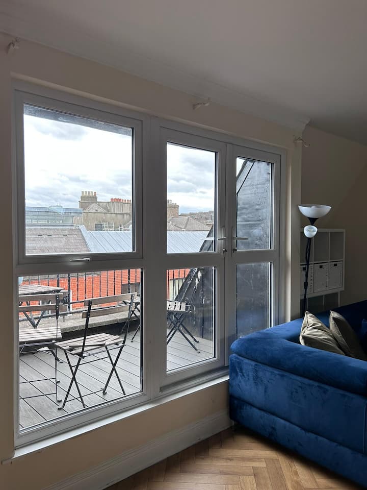 Temple Bar Rooftop Retreat: 2br W/ Private Balcony - Dublin