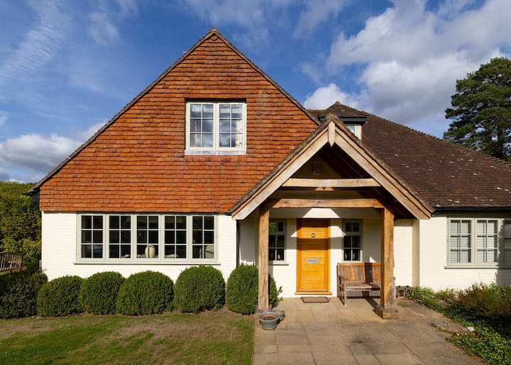 Surrey Hills Family Home With Large Garden - Shere