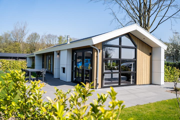 Wood Lodge Water View With Hot Tub | 4 Persons - Eersel