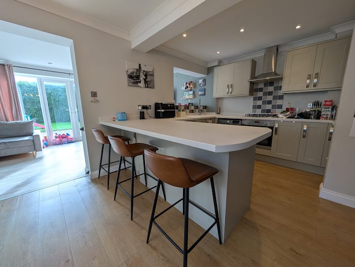 Spacious Family Home - 10 Min To Cardiff - Parking - Cardiff