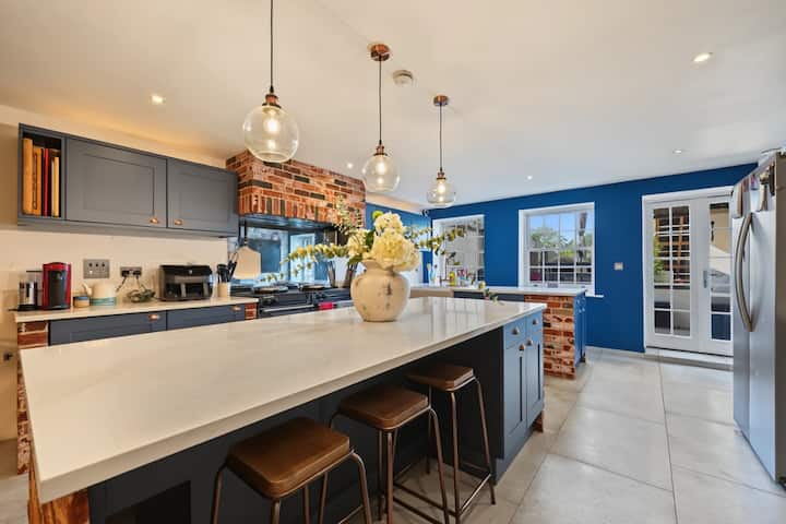 Riverside House With Private Jetty, Chiswick - Hampton