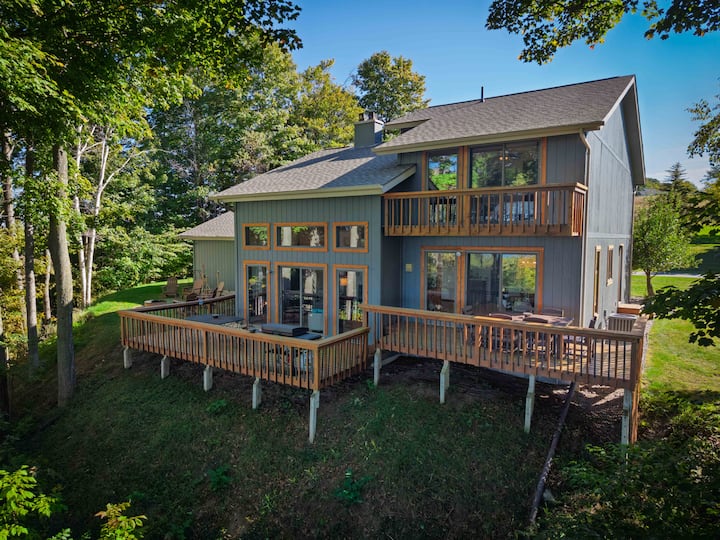 Rhythm Ridge | Lake Views + Game Room + Fire Pit - Leland, MI