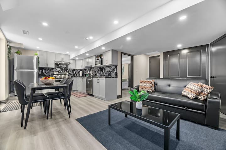 Enchanted Oasis: Modern Apt 2b/2b, Parking! - Ajax