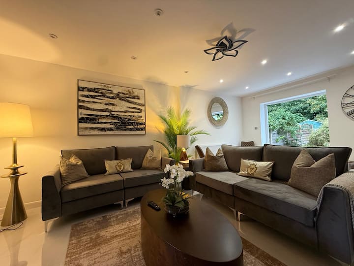 Netley House | Luxury 5-bed Home | Sleeps 9 - Southampton, UK