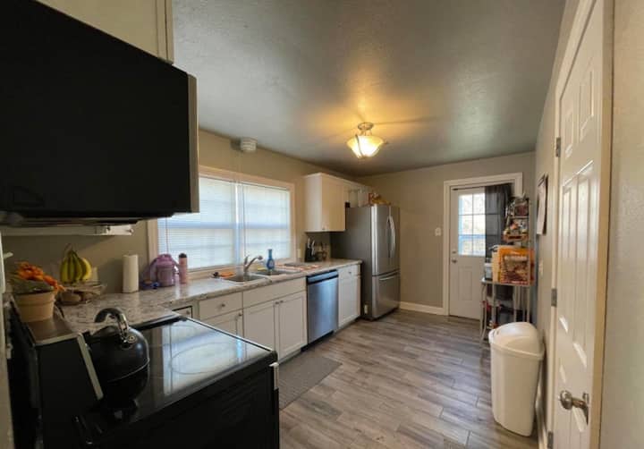 Cozy Bungalow - Jefferson City, MO