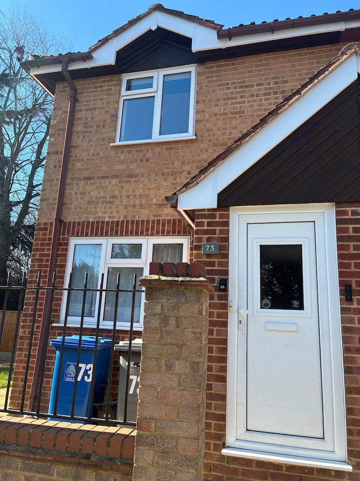 Cosy 1br Retreat / Sky Stream + Free Parking - Maidenhead