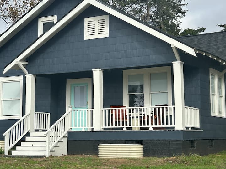 The Porch House : Curated Cottage In Brenham - Brenham, TX
