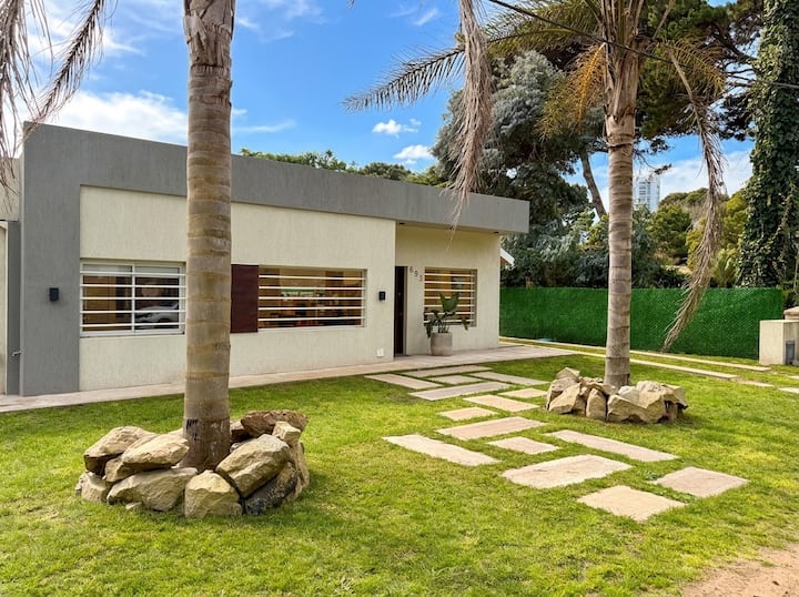 Casa Familiar Para 8 · Patio Y Estacionamiento - Pinamar