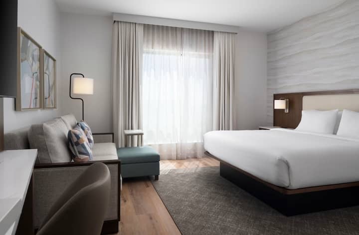 Modern 1 King Hotel Kitchen Suite W/ Breakfast - Ventura, CA