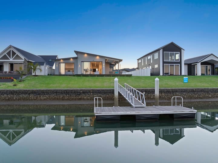 Waterfront Retreat With Private Dock - Whitianga