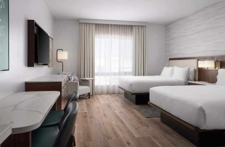 Modern 2 Queen Hotel Kitchen Suite W/ Breakfast - Ventura, CA