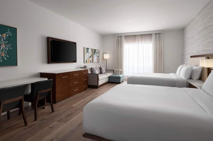 Modern 2 Queen Hotel Kitchen Suite W/ Breakfast - Ventura, CA