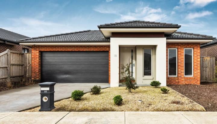 Stylish 4br Home. Near Train, Shops, Gym & Parks - Donnybrook