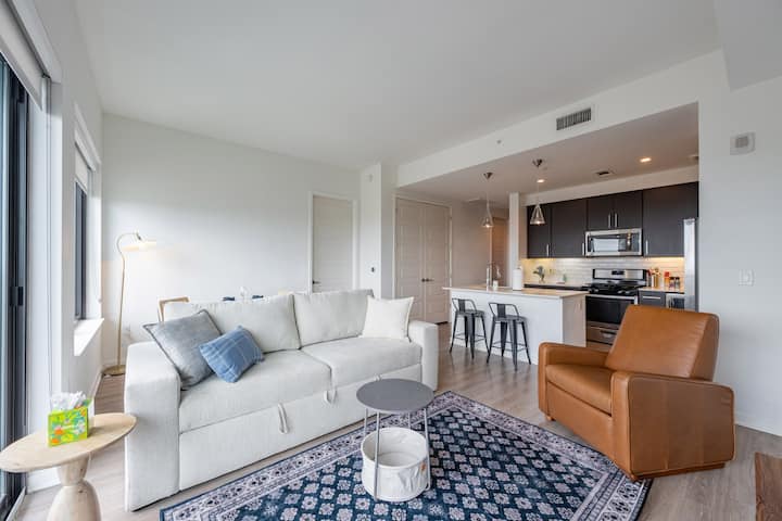 Vantage Tower Grand Kingbed Suite Queen Futon - Houston, TX