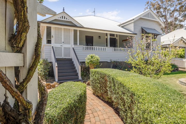 Heritage Charm Meets Modern Comfort In Mount Lofty - トゥーンバ
